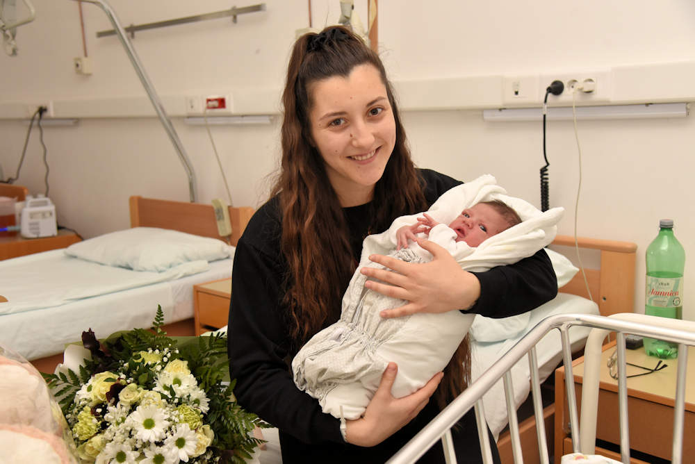 Maleni Mateo prva je rođena beba u našičkoj bolnici u 2024. godini - TV ...